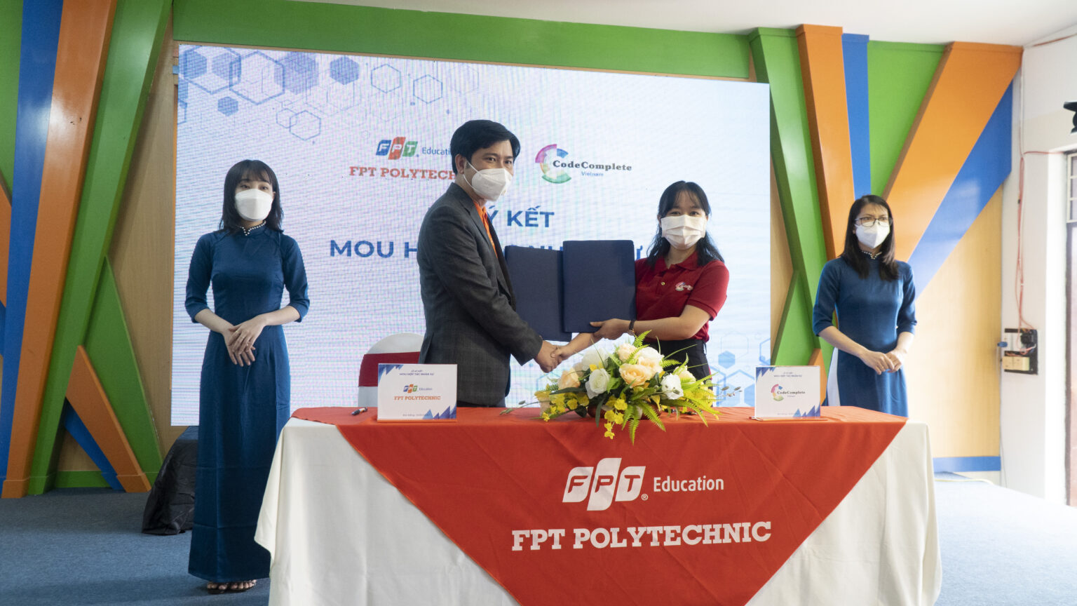 CodeComplete signed a cooperation agreement with FPT Polytechnic: Make ...